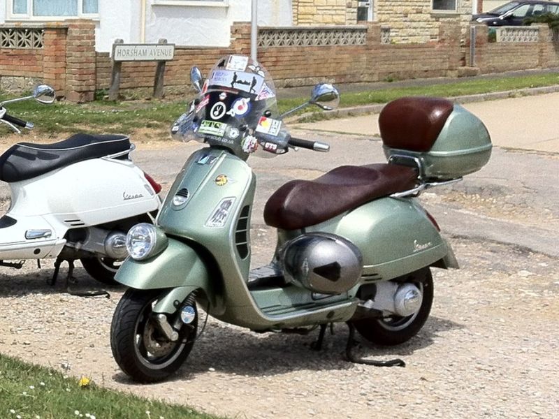Modern Vespa : GTV 300 windscreen