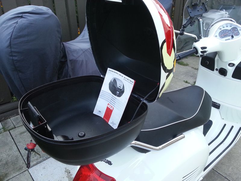 Modern Vespa : GURU Vespa Top Box and Chrome Rack