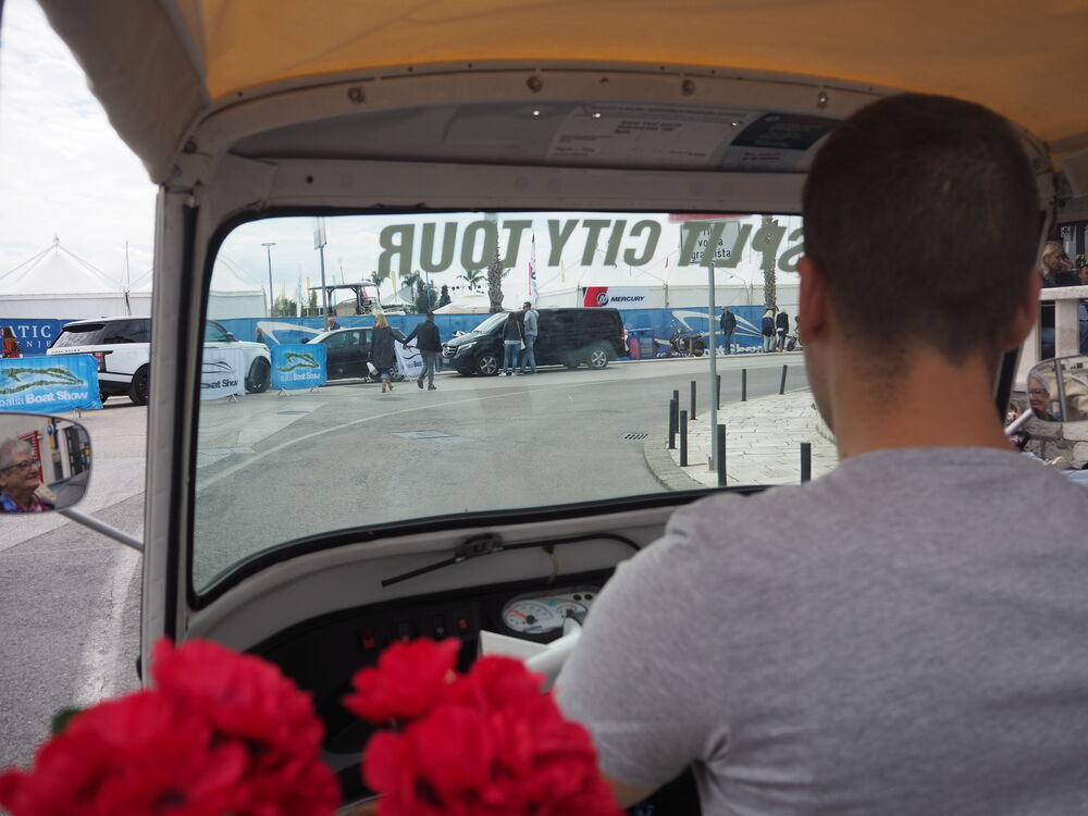 Modern Vespa : Greetings from Italy