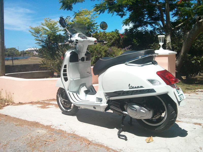 Modern Vespa : Vespa GTS ie White Steel