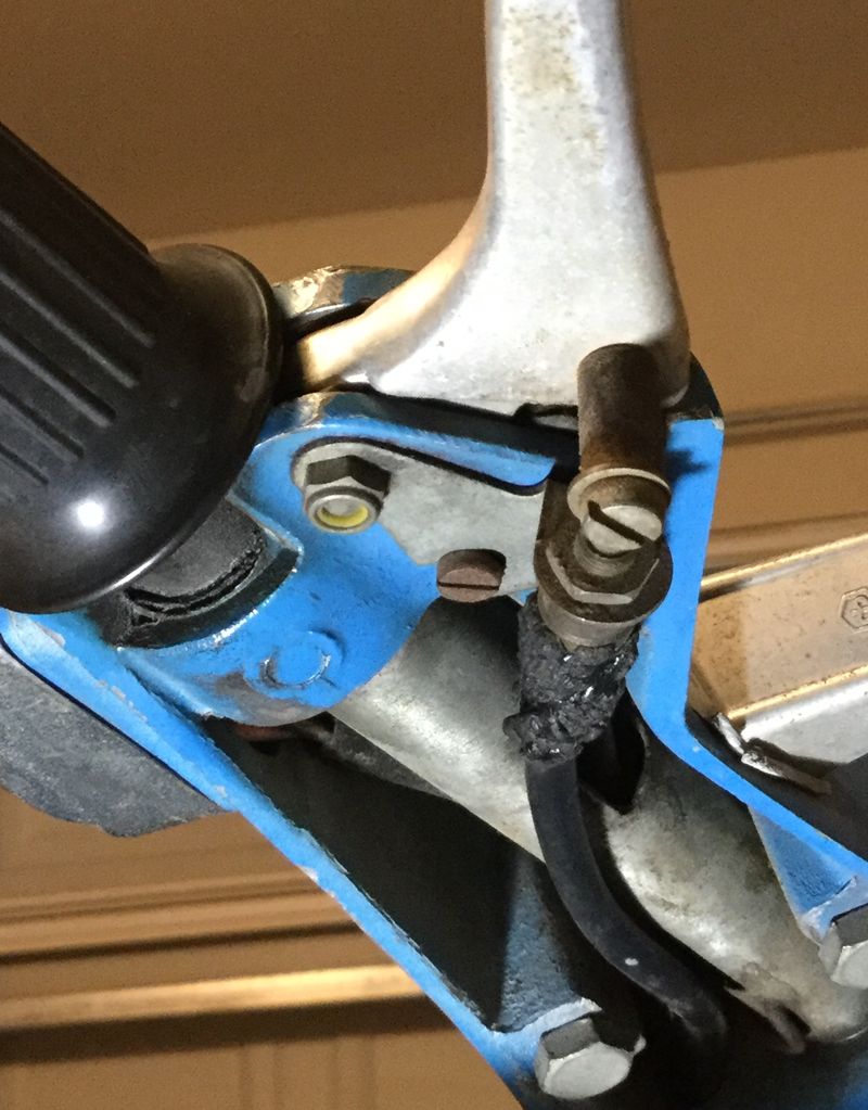 Modern Vespa : Need picture of brake lever/brake light switch setup