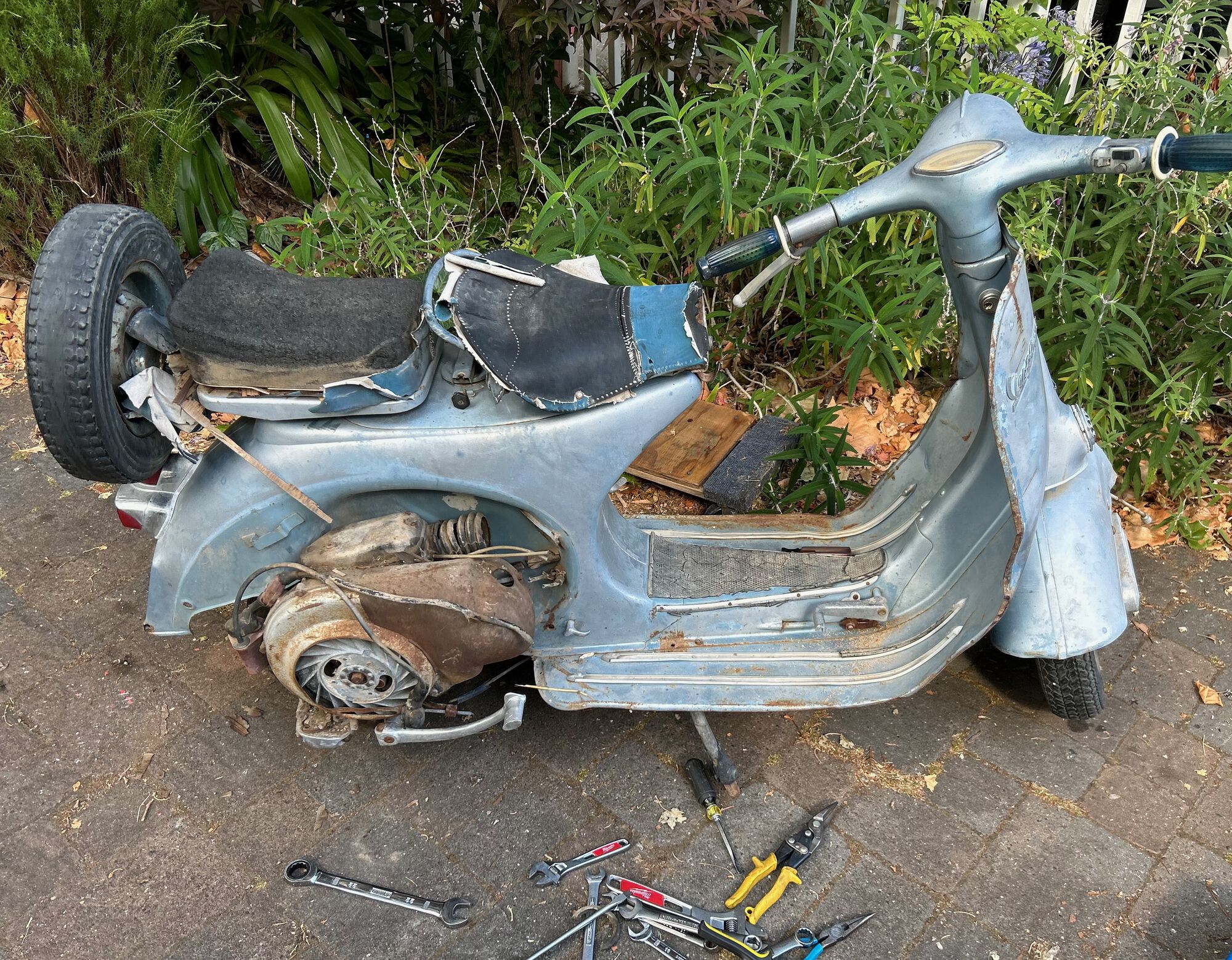 Modern Vespa : I like blue bikes and I cannot lie: A VBB1T rebuild