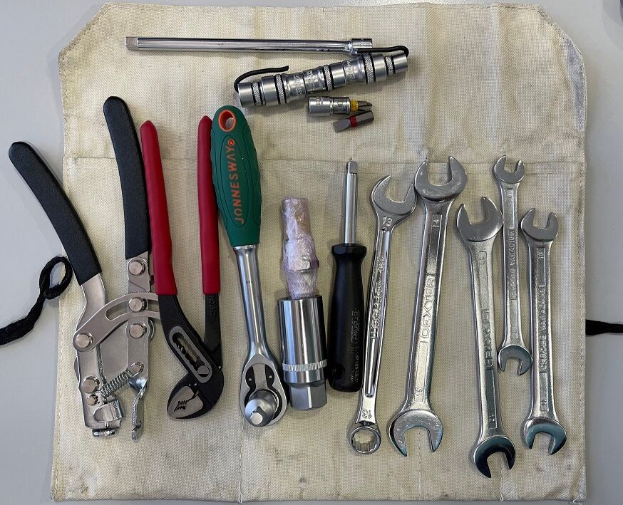 Modern Vespa : PX toolkit - What do I need when out on the road?