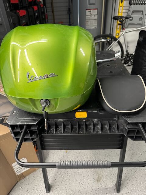 Modern Vespa : [Sanibel, FL][SHIP] Top Box + Mount + Mounting Hardware
