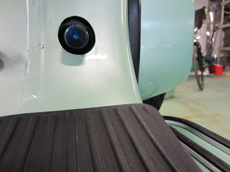 Modern Vespa : Autolube siteglass - too close? - SOLVED!