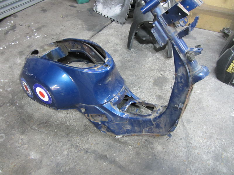 Modern Vespa : GTS Rust Treatment: take a peek under the floorboards!