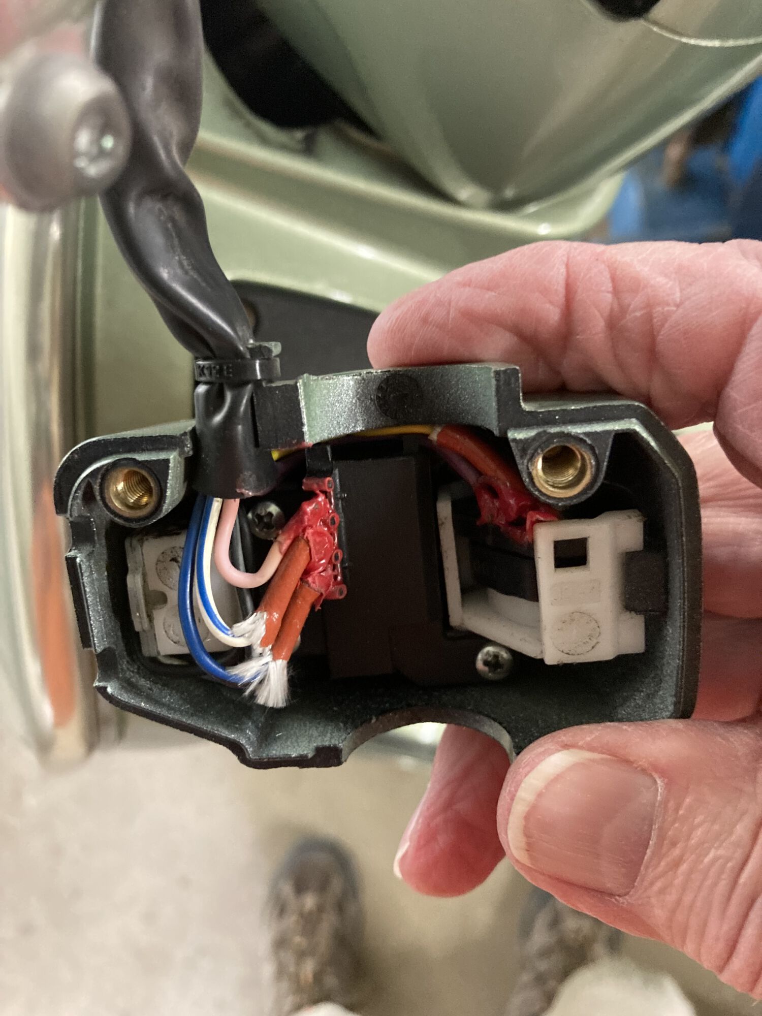 Modern Vespa : left turn switch buzzing