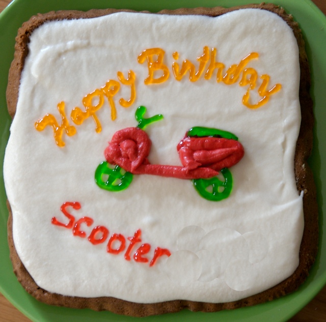 Modern Vespa : Scooter birthday cake