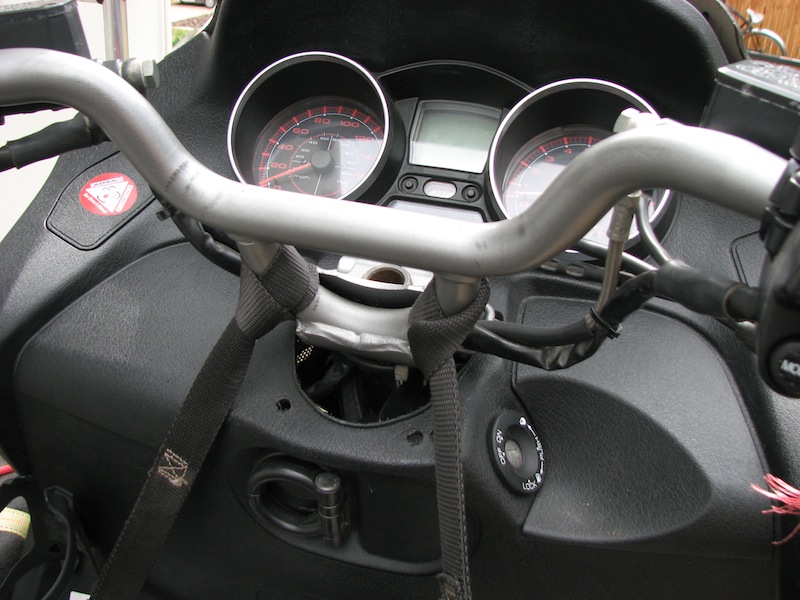 Modern Vespa : A more "secure" front end, during transport.