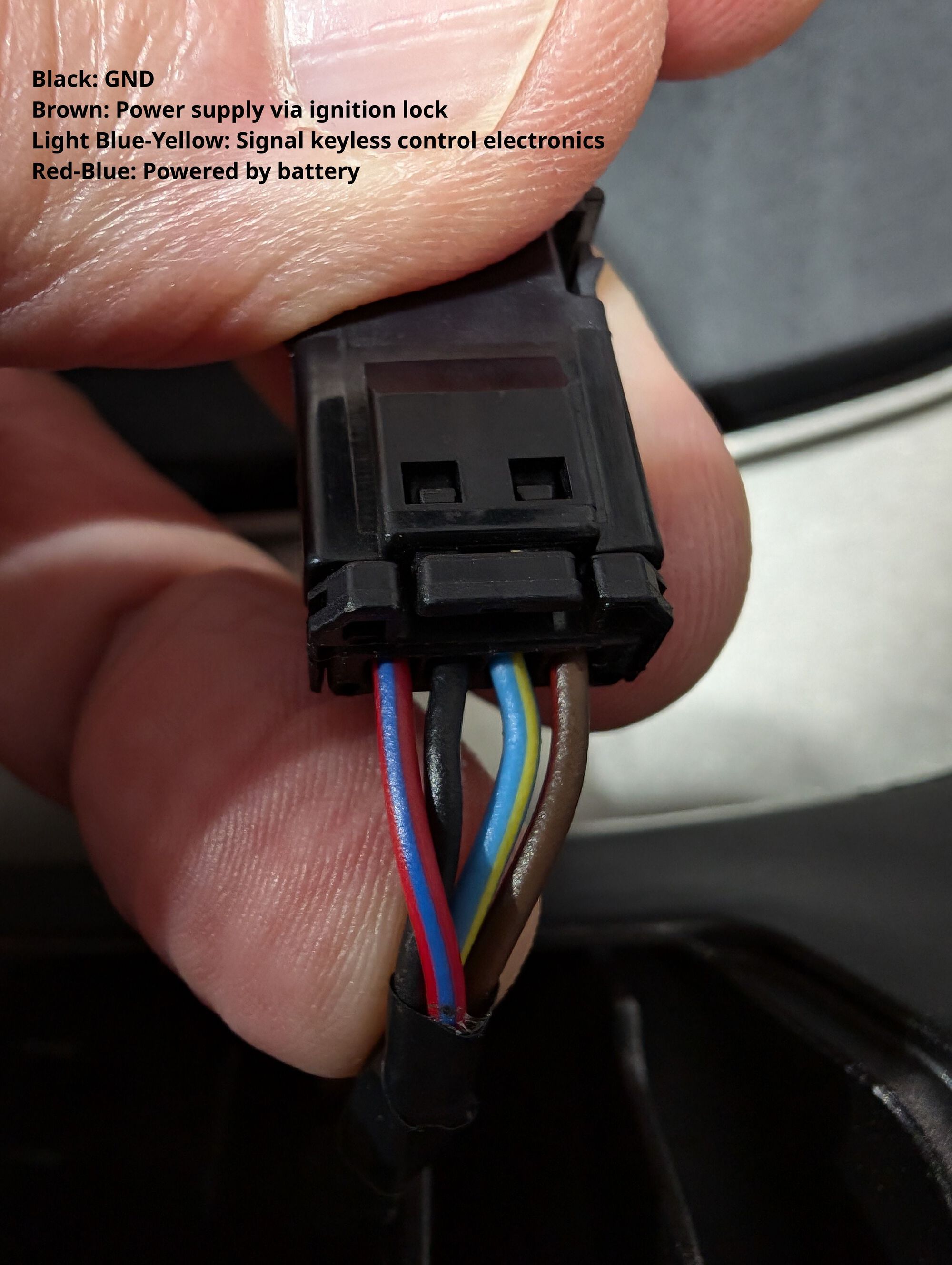 Modern Vespa : MP3 530 rear rack electrical connector