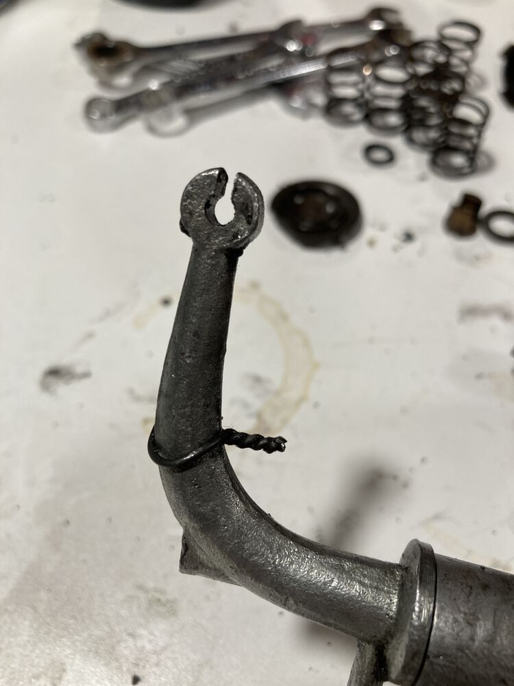 Modern Vespa : Clutch cable lock? What works for this clutch rod?
