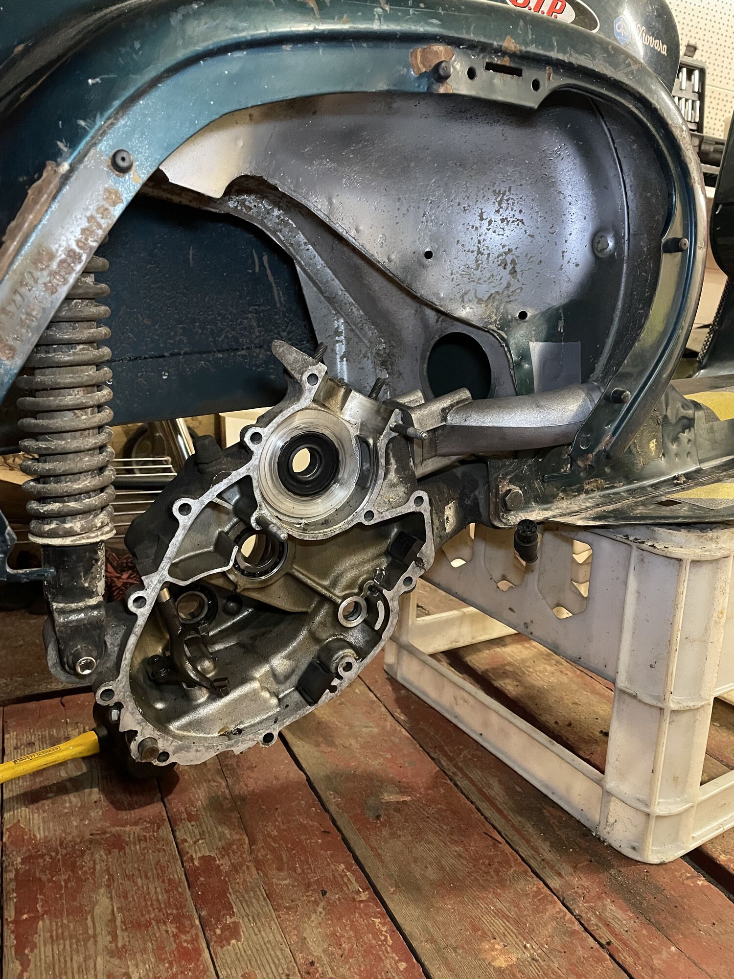 Modern Vespa : Carb outside the chassis on PK - how to? Cylinder kit?