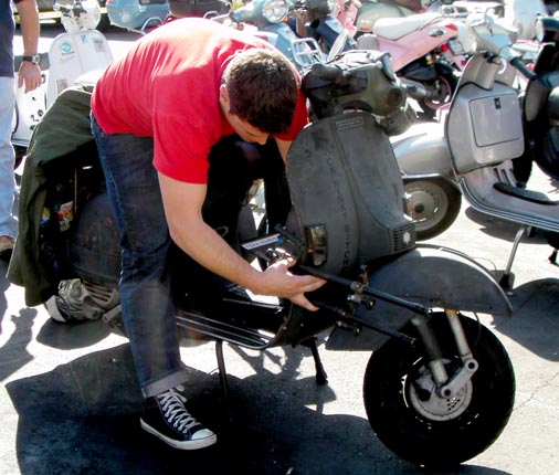 Modern Vespa : Gun Mount on Vespa
