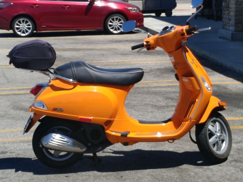 Modern Vespa : Dowco Rally Pack bag on S150 OEM topcase rack