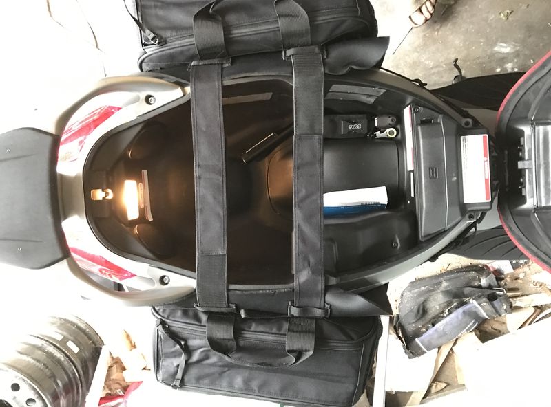 Modern Vespa : Mounting soft panniers on a BV 350