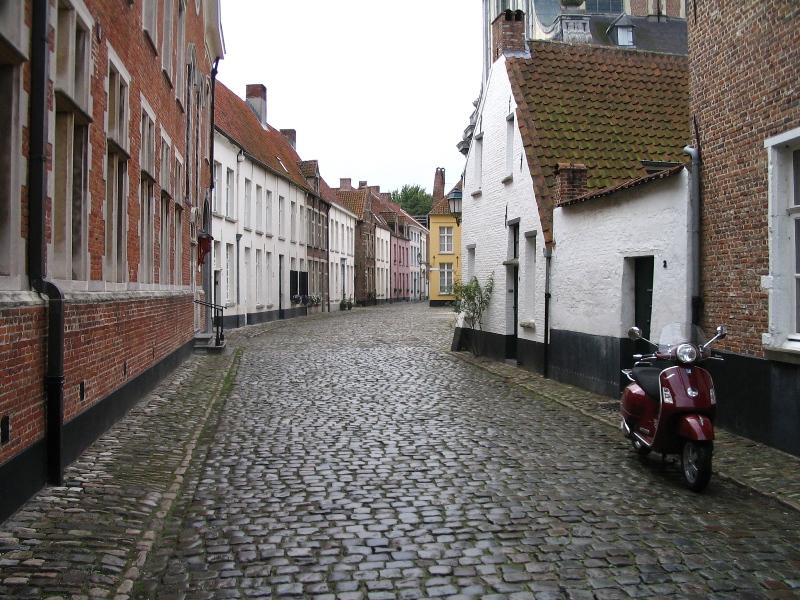 Modern Vespa : Cobblestone ride in Belgium....city of Lier (PICTURES!!!)