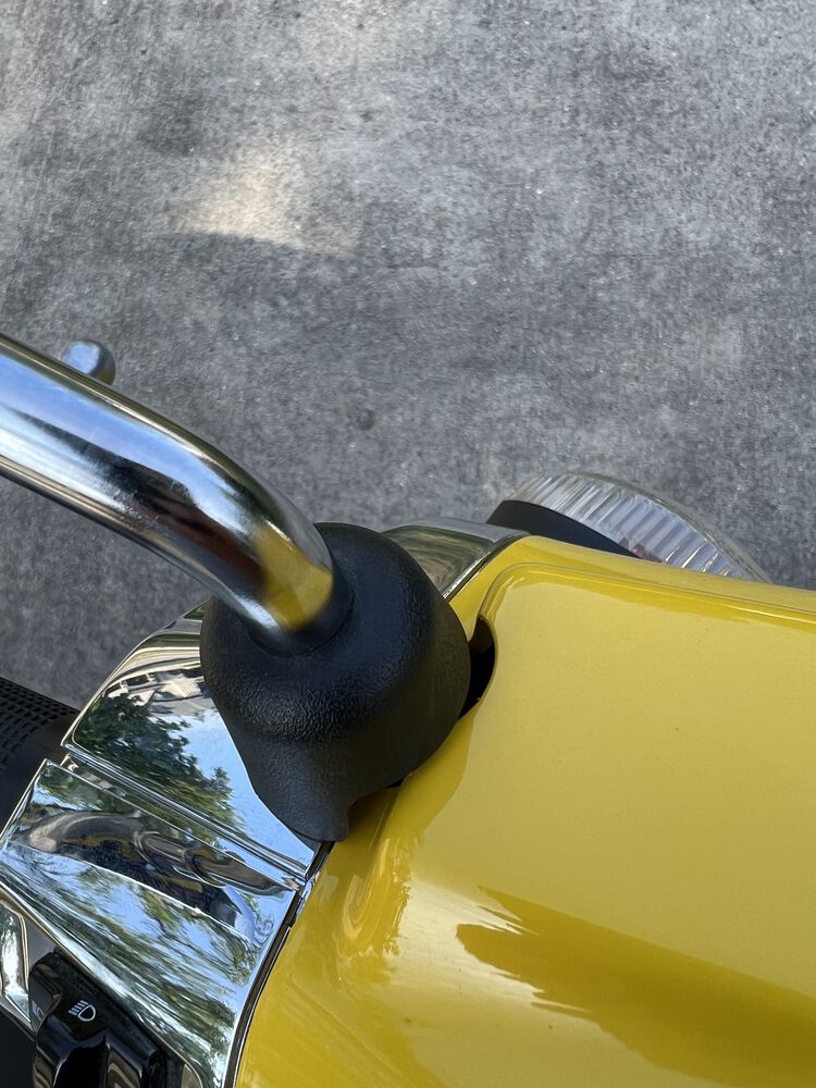 Modern Vespa : Body parts misaligned? Mirror holder/base shifted?