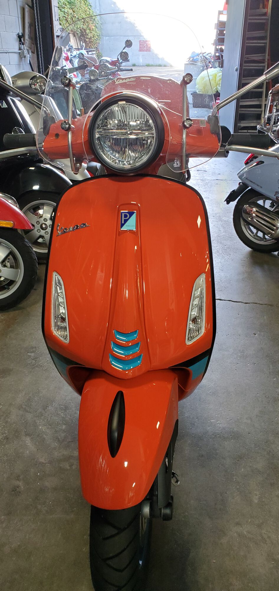 Modern Vespa : When do these lights turn on…?