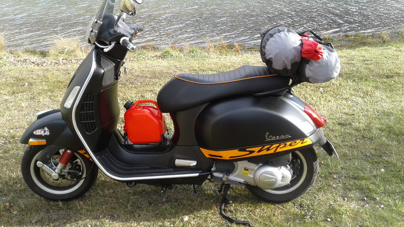 Modern Vespa : GTS Floor Rack