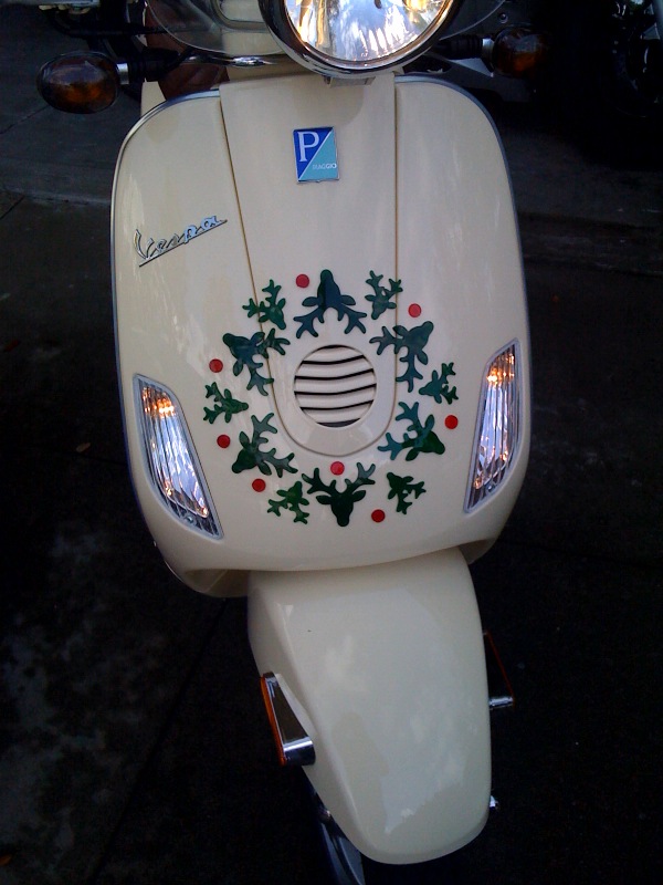 Modern Vespa : Holiday Scooter Decor