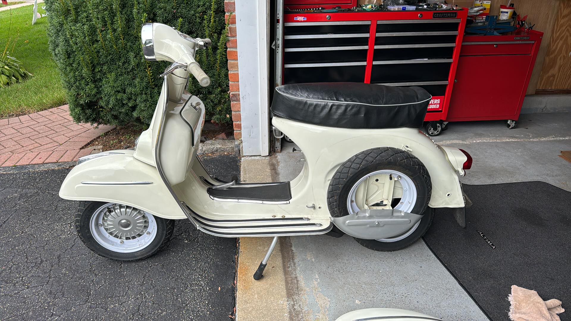 Modern Vespa : 1966 SS180 with round head