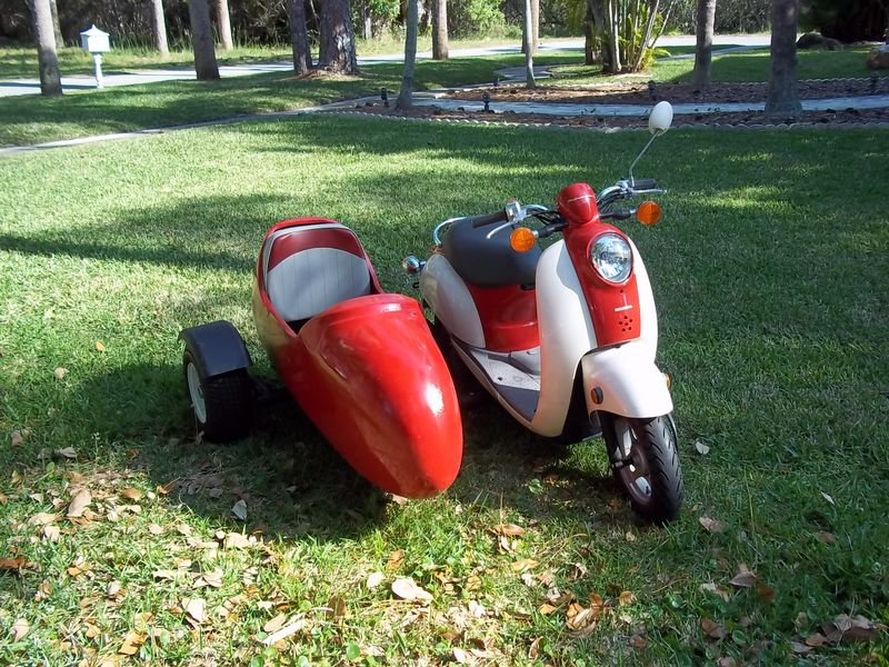 Modern Vespa : Side car on a modern vespa