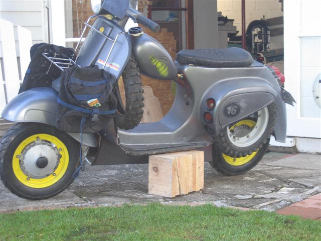 Modern Vespa : fixing the frame of a vespa pk 1990