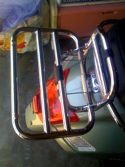 Modern Vespa : top case install help