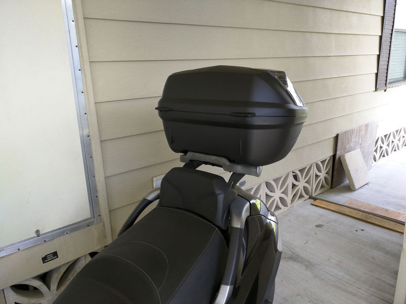 Modern Vespa : Givi E55 Top Box Install