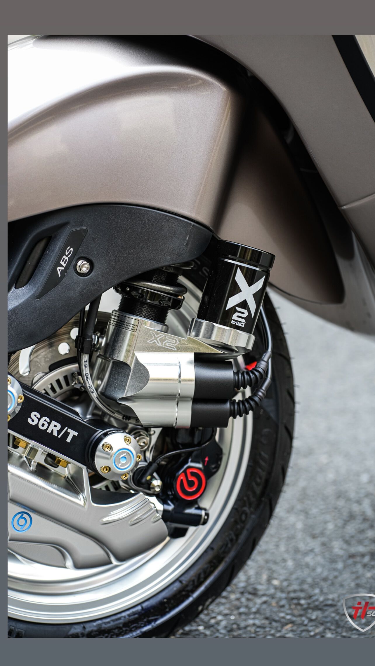 Modern Vespa : Shark X2 make some exotic shocks with electronic controllers