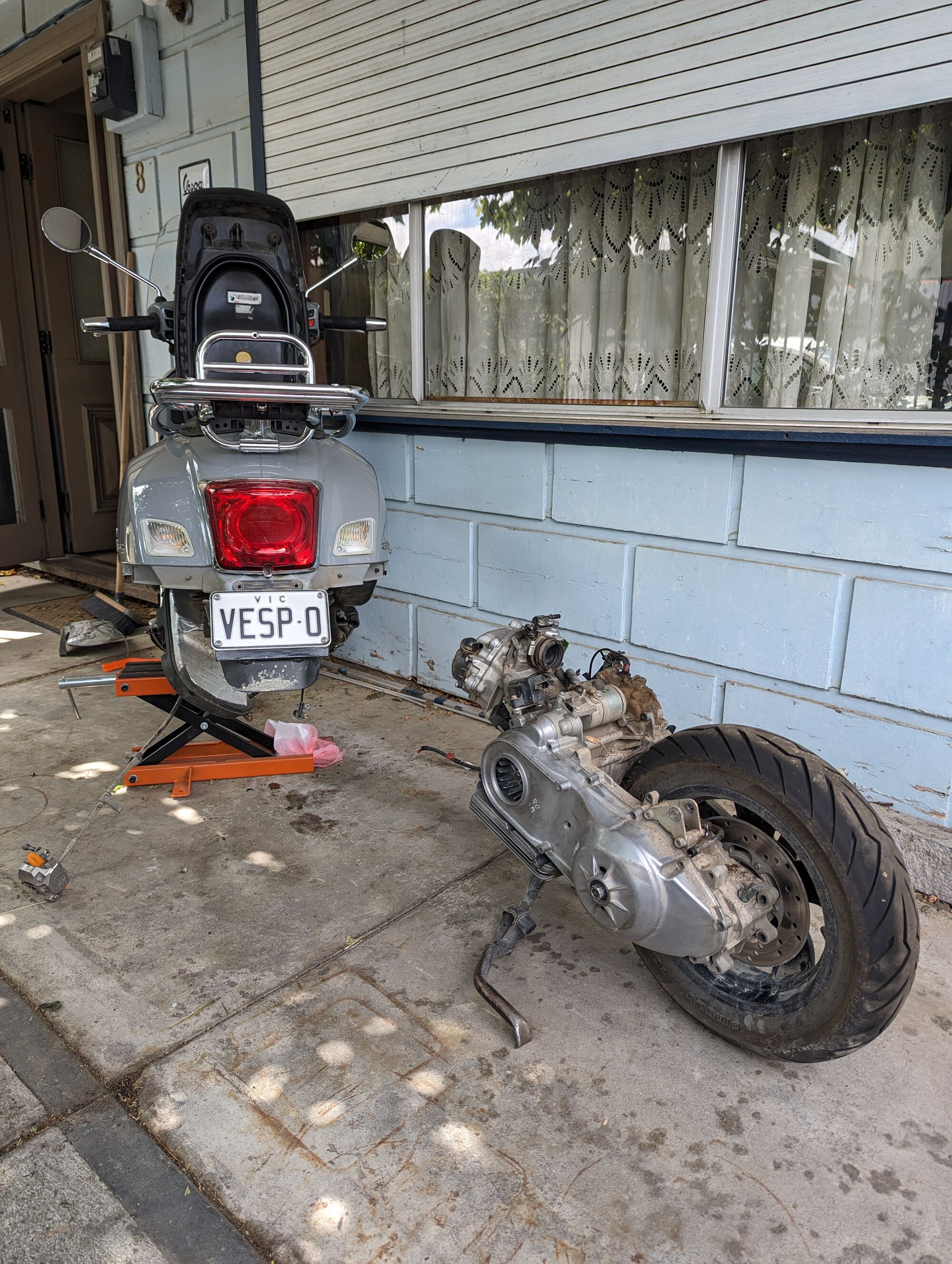 Modern Vespa : GTS 300 HPE Engine removal 🤬