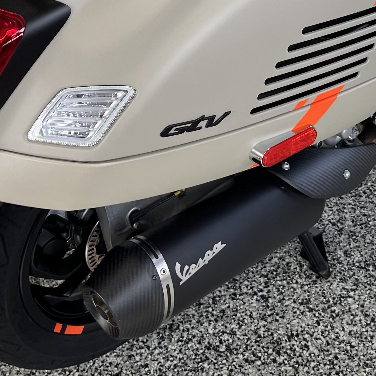 Modern Vespa : Vespa brand performance exhaust