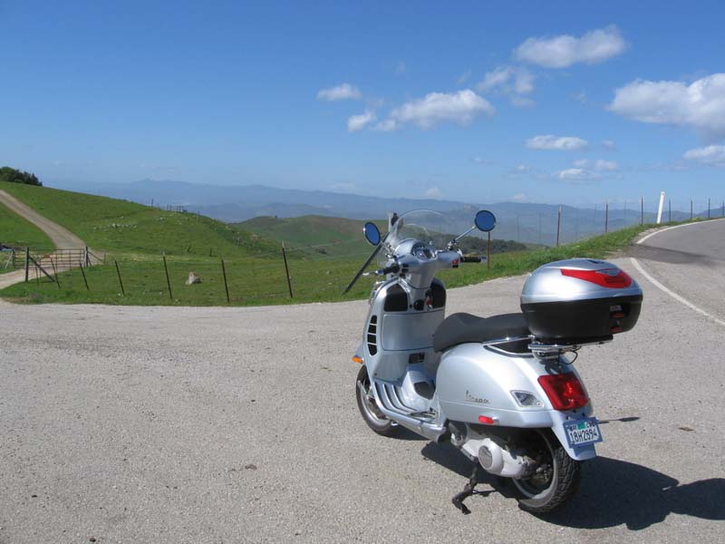 Modern Vespa : GTS Top Case?