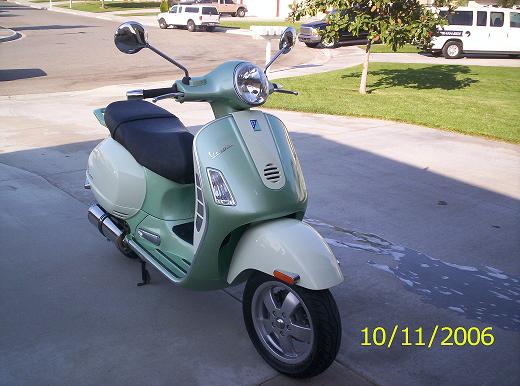 Modern Vespa : Intro, and classic two-tone on GTS