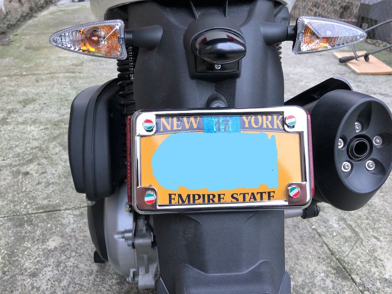 Modern Vespa : My New Chrome License Frame