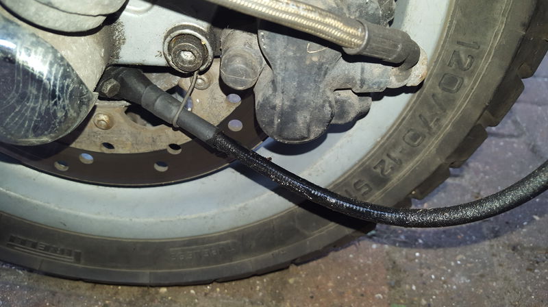 Modern Vespa : Speedo cable grease leak