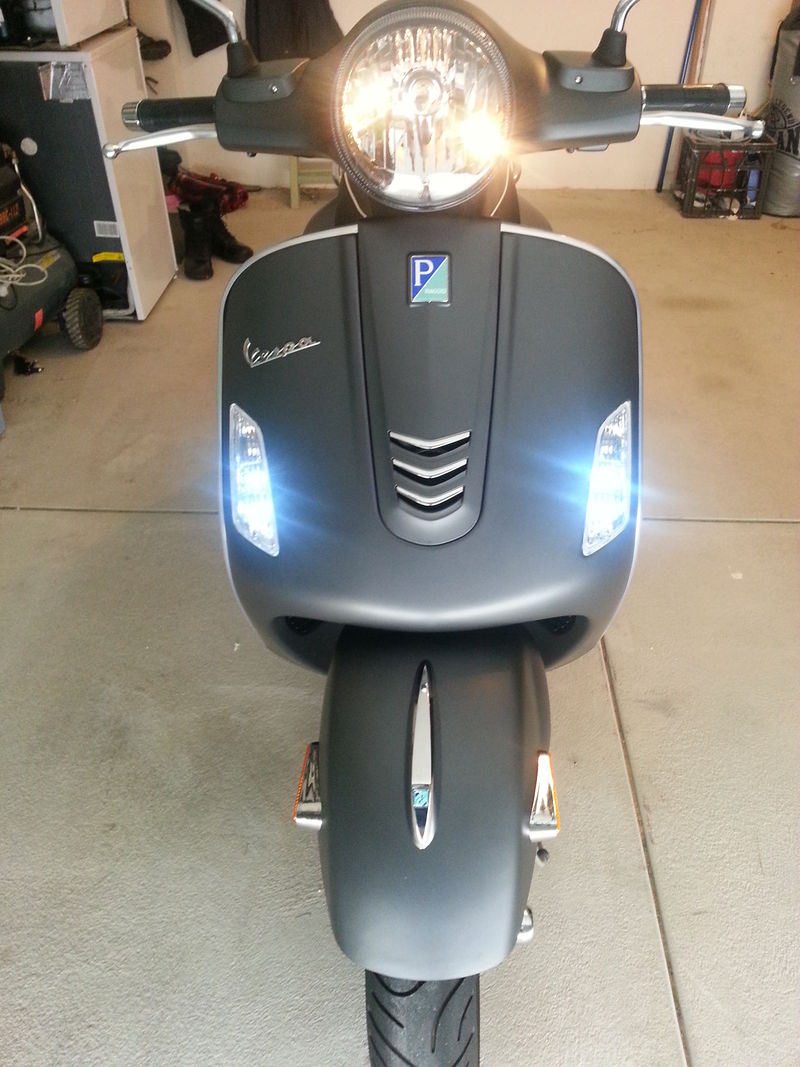 Modern Vespa : Running lights Vespa GTS 150 Super.