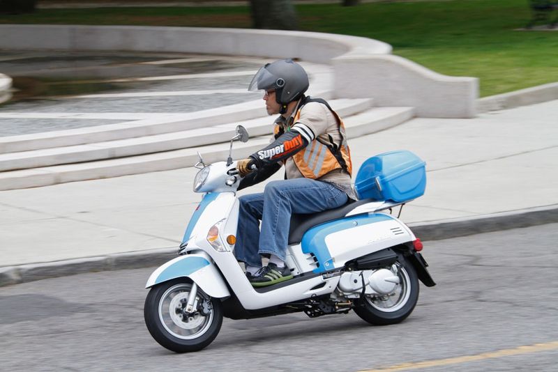 Modern Vespa : Kymco Like-Poor Man's Vespa?