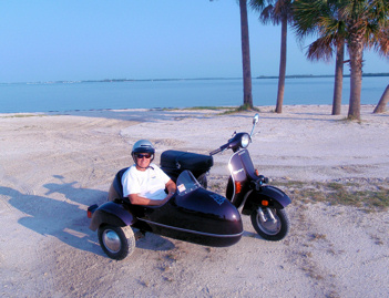Modern Vespa : Cozy Rocket Sidecar..on a Vespa?