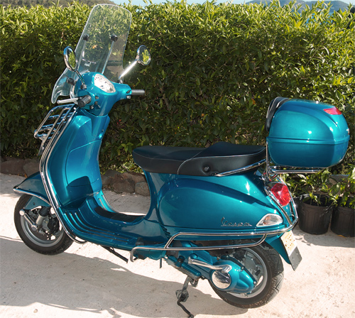 Modern Vespa : Holiday Scooter Decor