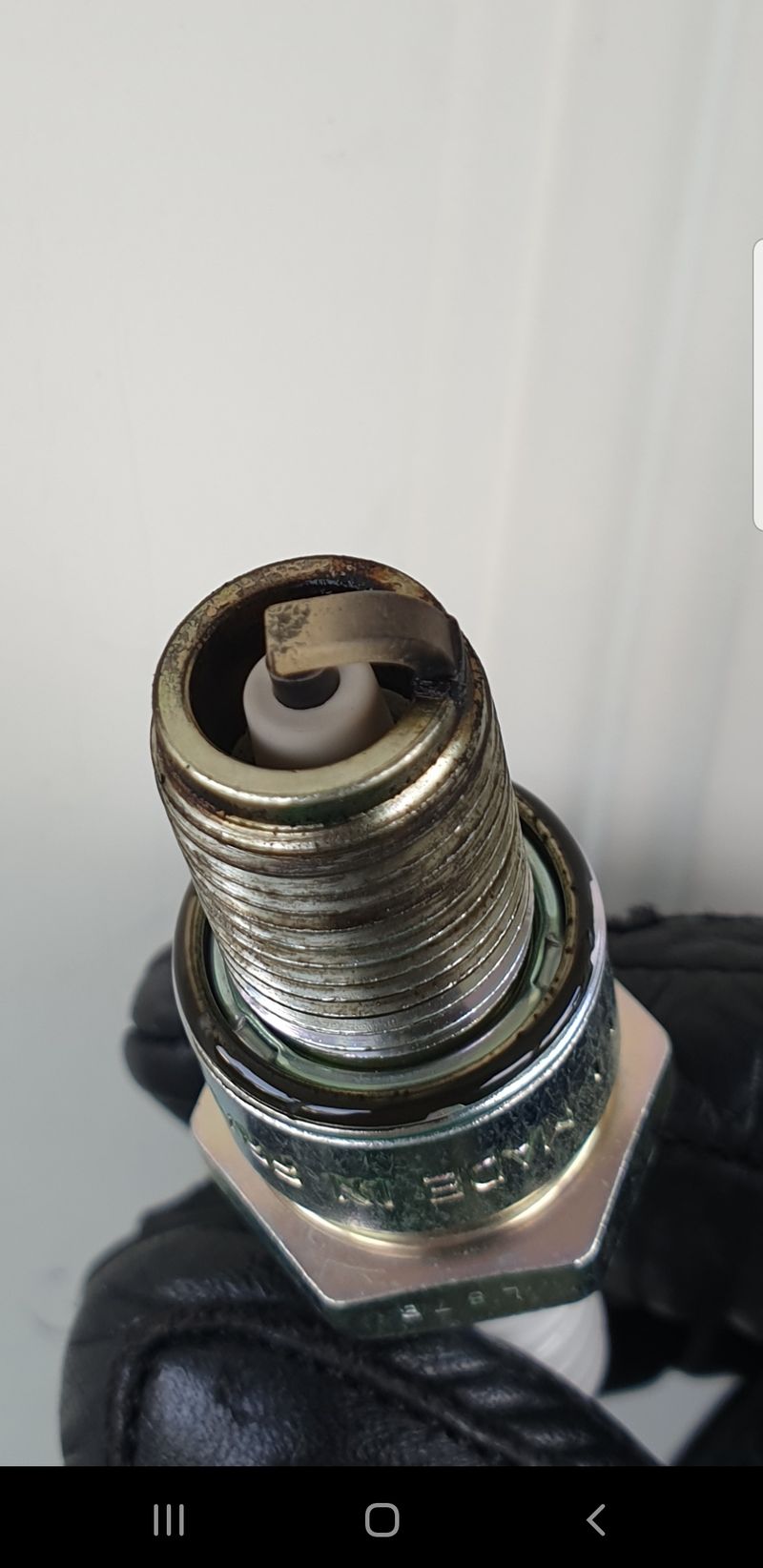 Modern Vespa : Wet and oily spark plug