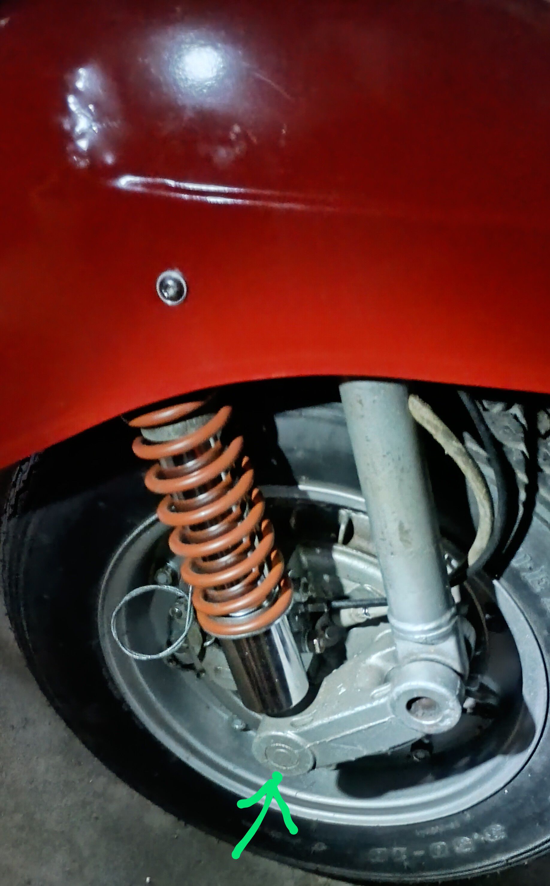 Modern Vespa : Stuck front hub