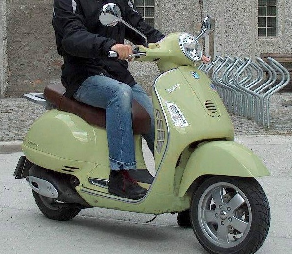 Modern Vespa : Intro, and classic two-tone on GTS