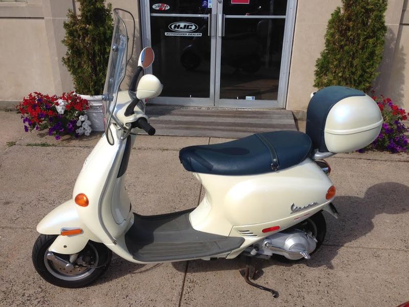 Modern Vespa : **2005 Vespa ET4 150 - Pearl White w/ Extras!** - $2295