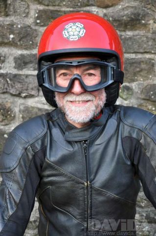Modern Vespa : Lovin' my goggles!