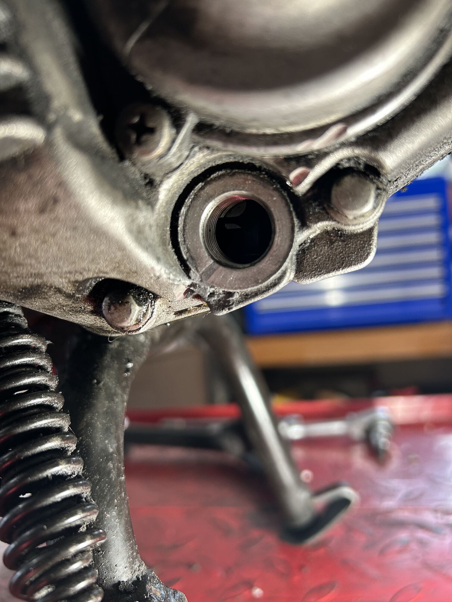 Modern Vespa : Cut by oil drain plug UPDATE