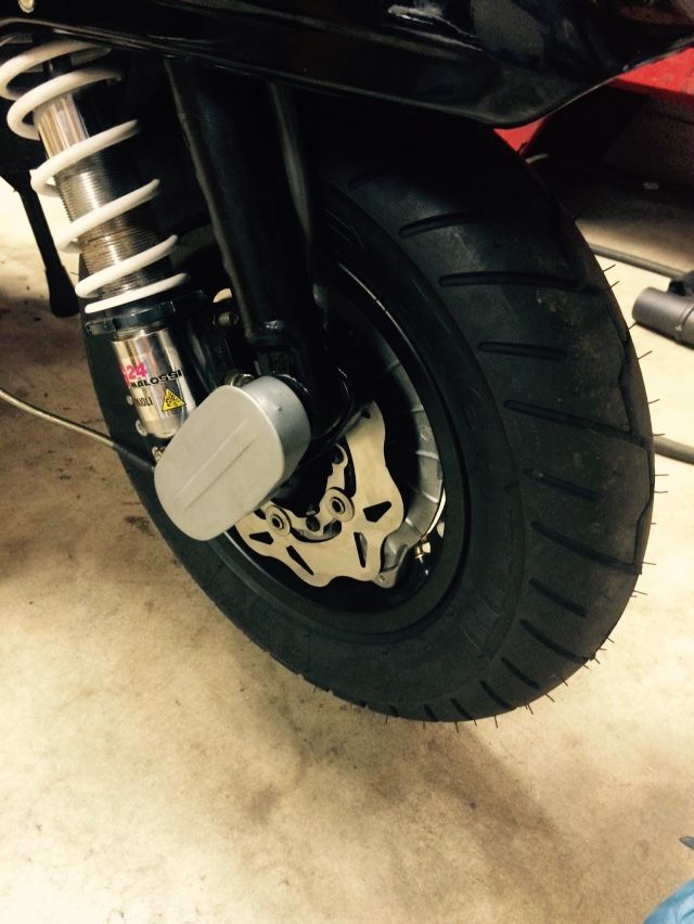 Modern Vespa : Pinasco split tubeless rims.